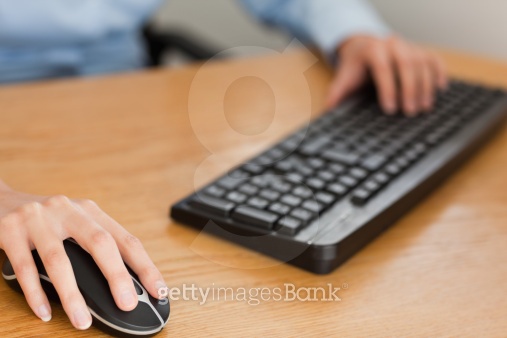 businesswoman with hands on mouse and keyboard 이미지 (135544788) - 게티이미지뱅크