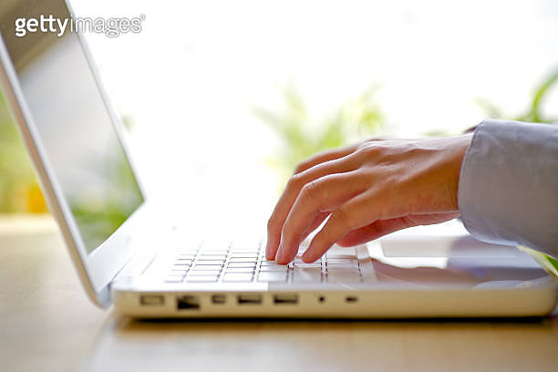 Hands in a typing motion on a laptop 이미지 (184874198) - 게티이미지뱅크