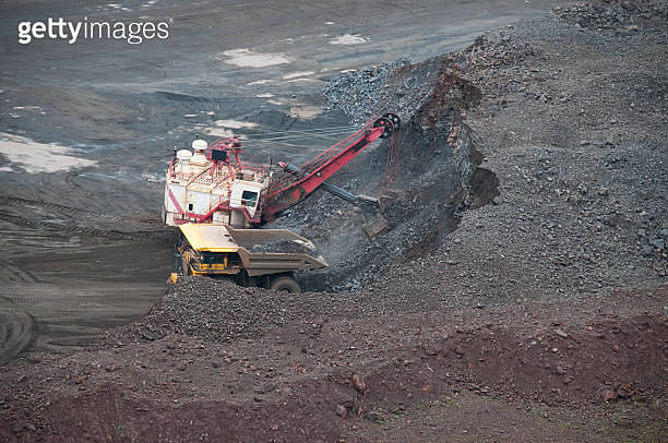 Earth mover digging iron ore for delivery to truck 이미지 (186816145) - 게티 ...