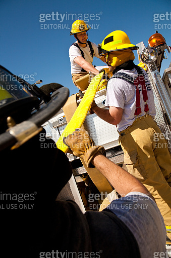 Firefighters Loading Fire Hose During Training Exercise 이미지 (471297899 ...