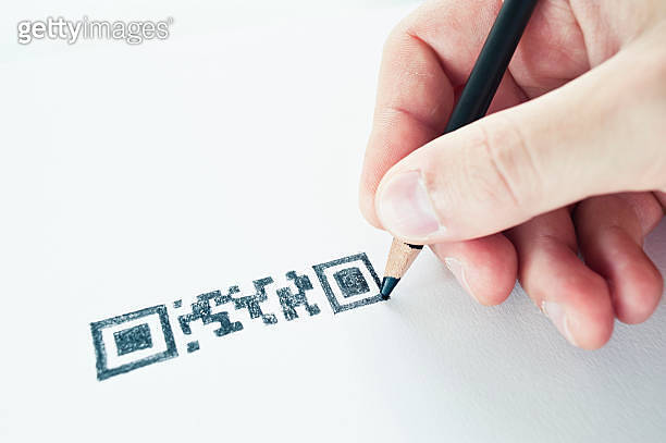 Hand Holding A Pencil Drawing QR Code (184400458) - 게티이미지뱅크