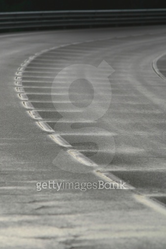 Wet bend in a road with broken white line (156086022) - 게티이미지뱅크