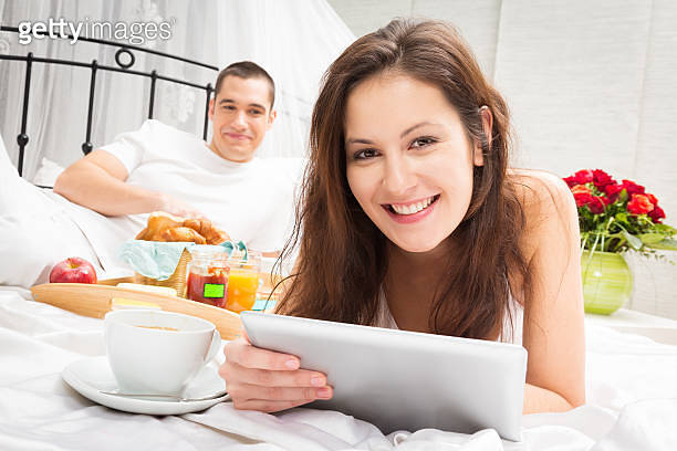 Couple Having Breakfast In Bed 이미지 174973839 게티이미지뱅크