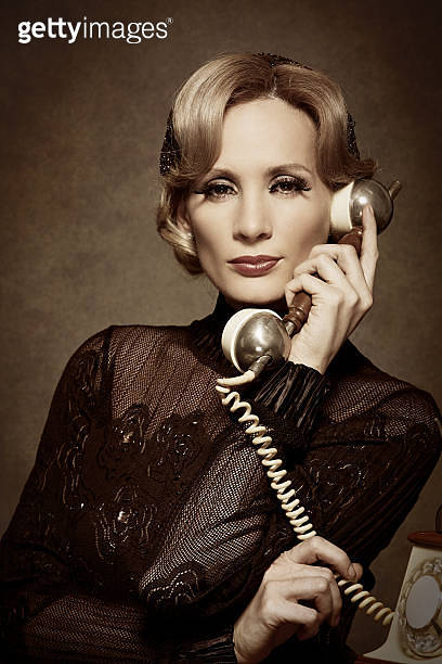 retro woman talking on the phone 이미지 (175421474) - 게티이미지뱅크