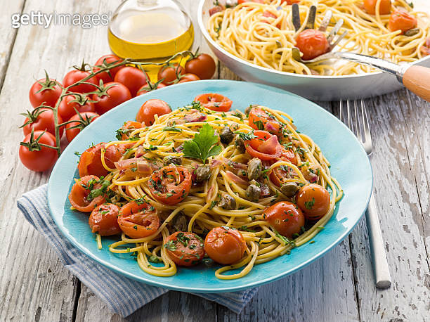 guitar spaghetti with pachino tomatoes and capers 이미지 (177393590) - 게티이미지뱅크