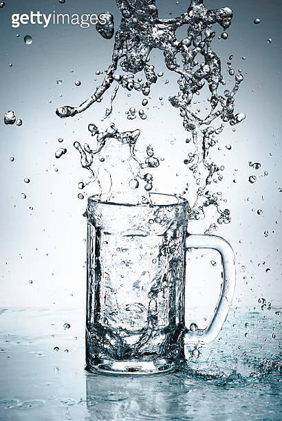 Water splash out of glass 이미지 (154268250) - 게티이미지뱅크