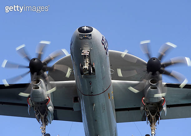 An E-2C Hawkeye prepares for landing. 이미지 (140238162) - 게티이미지뱅크