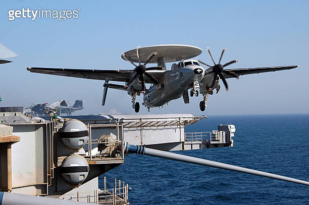 An E-2C Hawkeye launches off the flight deck of USS Nimitz. 이미지 ...