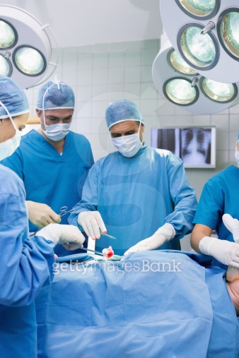 Group of surgeons operating 이미지 (151908712) - 게티이미지뱅크