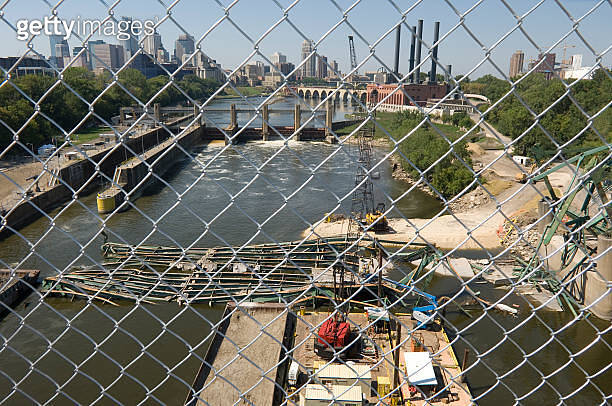 Minneapolis bridge collapse clean-up 이미지 (157279119) - 게티이미지뱅크