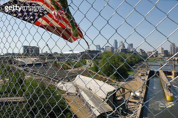 Minneapolis bridge collapse clean-up 이미지 (157279121) - 게티이미지뱅크