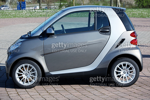 Smart car sideview in public parking area 이미지 (157774108) - 게티이미지뱅크