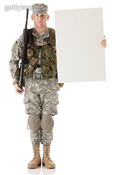 Army man holding an empty sign board 이미지 (175227101) - 게티이미지뱅크