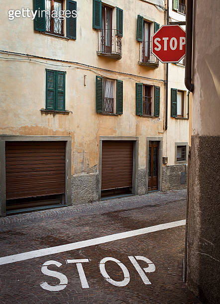 Stop Sign Of Alley In Italian Village (171341691) - 게티이미지뱅크