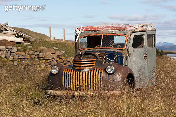 Classic car rusting away in a field 이미지 (184945015) - 게티이미지뱅크