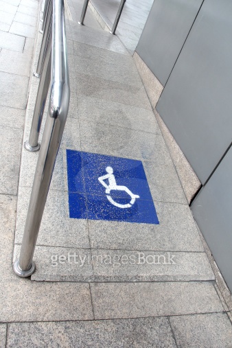 disabled sign board on the way (178382134) - 게티이미지뱅크