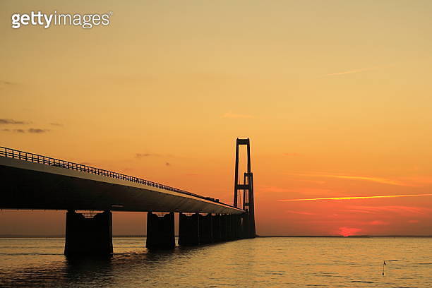 Storebæltsbroen - A Great bridge at sunset! 이미지 (187509758) - 게티이미지뱅크
