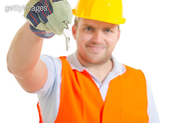 Construction worker Handing over the house keys (459447165) - 게티이미지뱅크