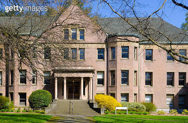 Brick university building on college campus 이미지 (180754276) - 게티이미지뱅크