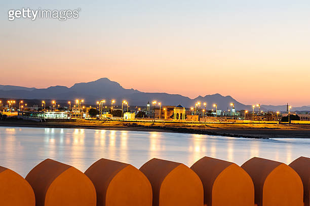 Sur city at Oman coastline with city lights (180736586) - 게티이미지뱅크