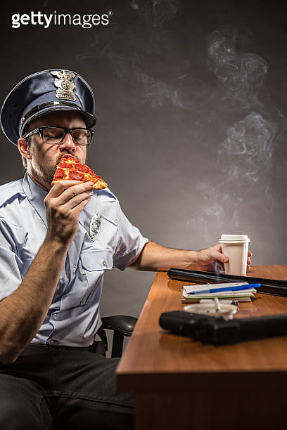 Cop eating Pepperoni Pizza while on Coffee Break 이미지 (174835679) - 게티이미지뱅크