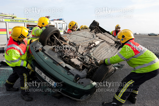 Fire and Rescue service staff at car crash training 이미지 (458099971 ...