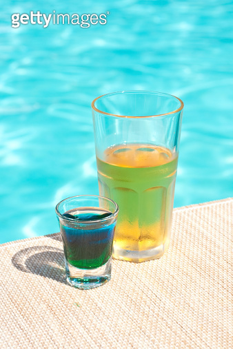 depth bomb popular cocktail near waterpool on the mat 이미지 (184354562 ...