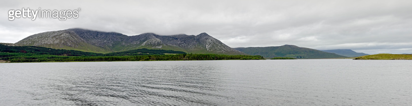 Panoramic capture of Lake (Lough) Inagh (184142609) - 게티이미지뱅크