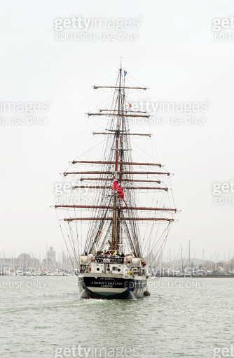 Sailing ship turning in Portsmouth Harbour 이미지 (459230101) - 게티이미지뱅크