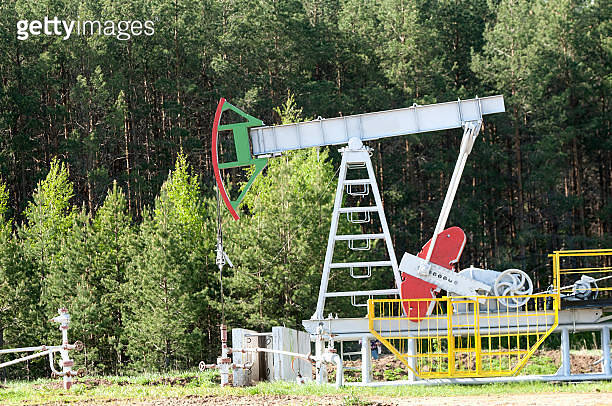 oil pump jack in operation 이미지 (179227273) - 게티이미지뱅크