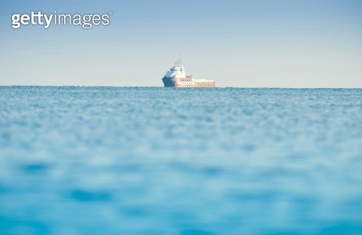 Large container ship in deep blue ocean (175452320) - 게티이미지뱅크