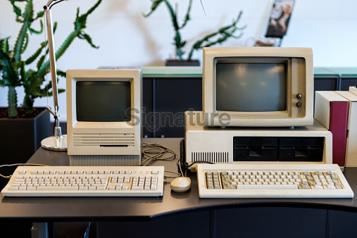 Very old computers on an office desk 이미지 (478223755) - 게티이미지뱅크