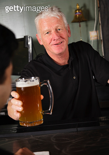 Bartender Handing a Beer 이미지 (184881828) - 게티이미지뱅크