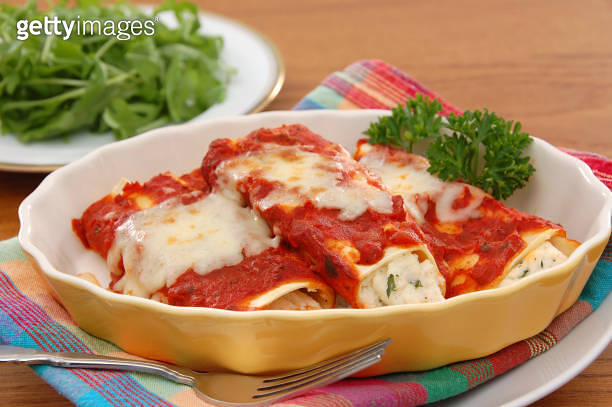 Tasty manicotti served with broccoli (183311264) - 게티이미지뱅크