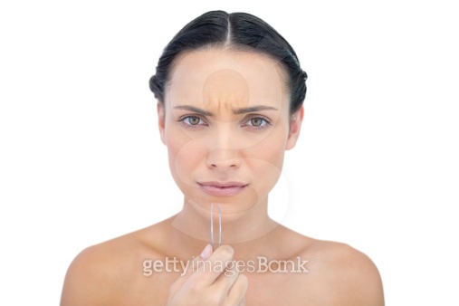 Frowning young model with tweezers 이미지 (180405437) - 게티이미지뱅크