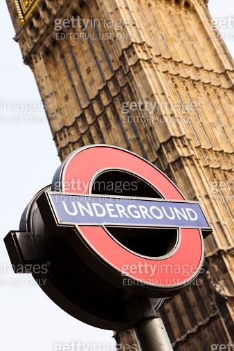 London Underground famous sign near Big Ben 이미지 (458589967) - 게티이미지뱅크
