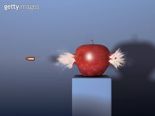 Bullet through an apple 이미지 (177789008) - 게티이미지뱅크