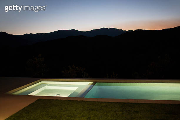 Exterior of modern house and swimming pool at night 이미지 (169821628 ...