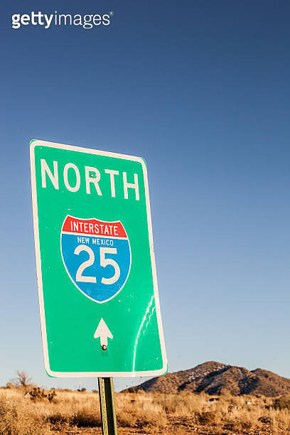 sign interstate desert mountain landscape 이미지 (460923841) - 게티이미지뱅크