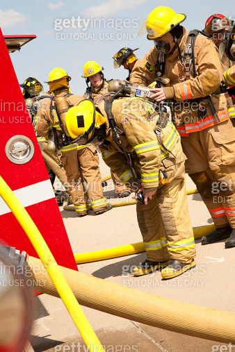 Firefighters Loading Air Tanks During Fire Drill 이미지 (458065047) - 게티이미지뱅크