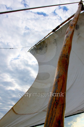 Dhow Sail Boat Rigging In Zanzibar 이미지 (454339095) - 게티이미지뱅크