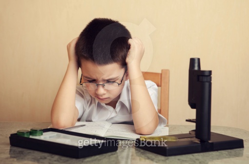 Child prodigy is ponder over a problem (164156761) - 게티이미지뱅크