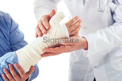 Patient with broken arm at the doctor 이미지 (172366799) - 게티이미지뱅크
