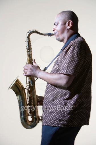 Side View Of Man Playing Saxophone 이미지 (460938263) - 게티이미지뱅크