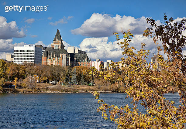 Saskatoon Skyline with Autumn Colors 이미지 (187355736) - 게티이미지뱅크