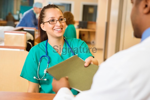 Young nurse handing records to doctor in hospital 이미지 (174867057) - 게티이미지뱅크