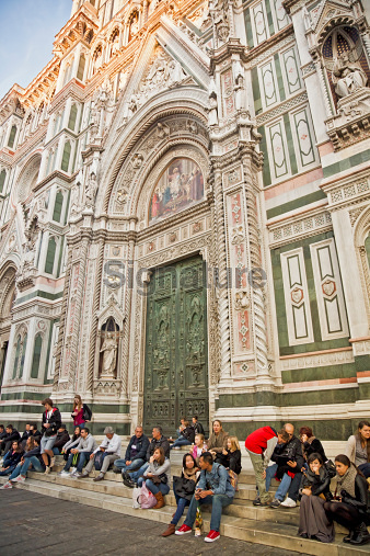 Tourists sitting on the steps: Duomo, Florence, Italy 이미지 (458636121 ...