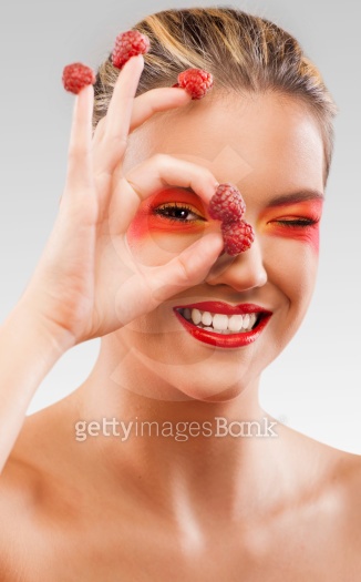 Woman beauty with raspberries 이미지 (178896579) - 게티이미지뱅크