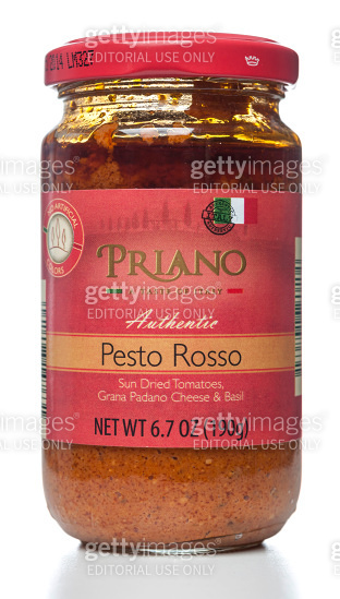 Priano Authentic Pesto Rosso jar (458872165) - 게티이미지뱅크