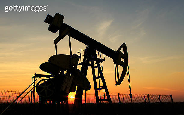 Operating oil and gas well 이미지 (453266105) - 게티이미지뱅크